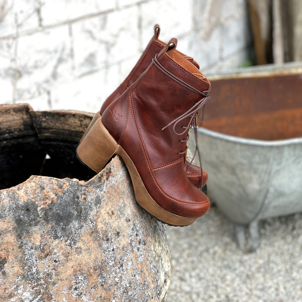 Calou Clogs - Greta brown leather lace-up clog boot